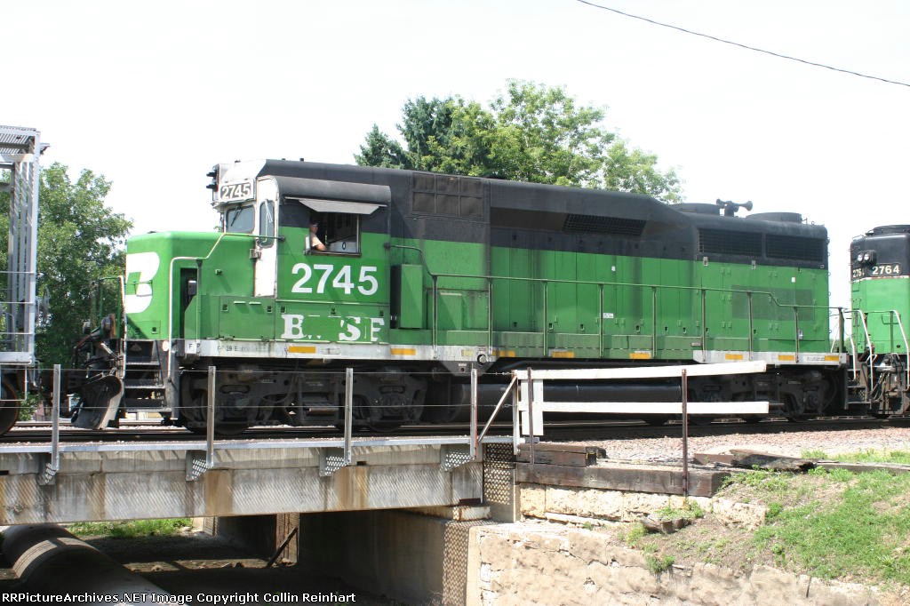 BNSF 2745